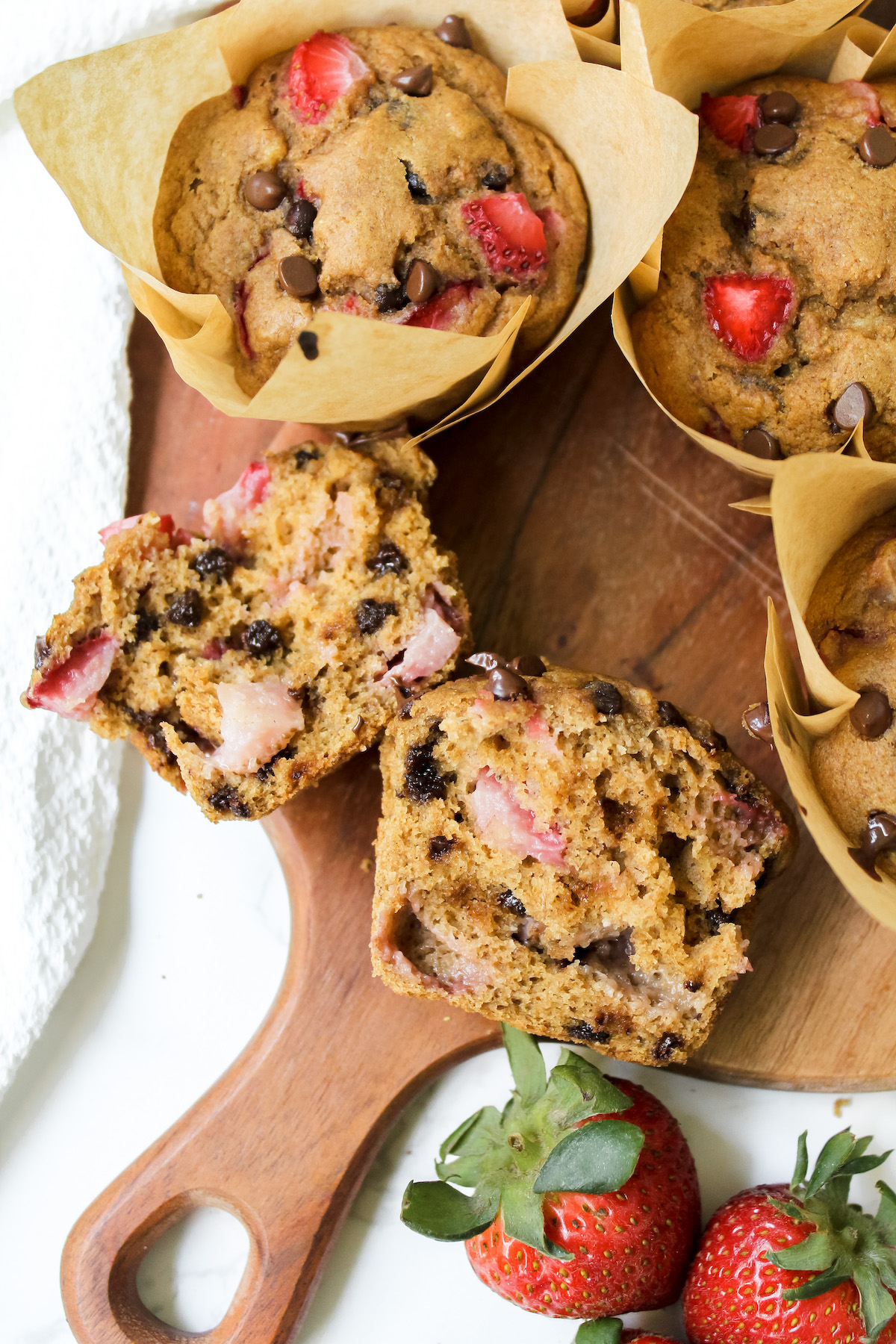 Healthy Strawberry Chocolate Chip Muffins (vegan, refined sugar free ...